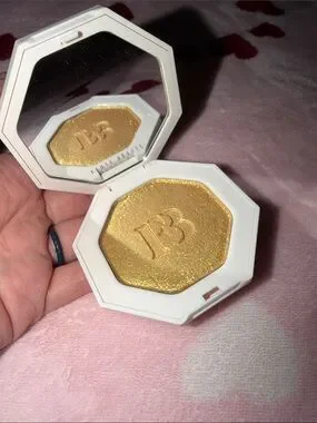 Fenty Beauty | Makeup | Fenty Beauty Trophy Wife Highlighter | Poshmark